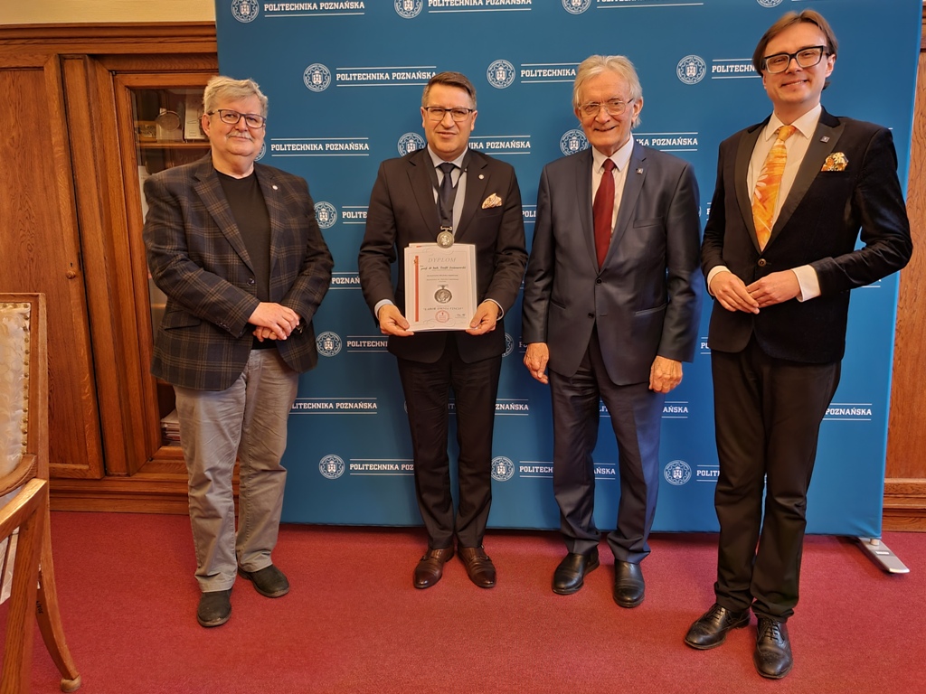 Rektor Politechniki Poznańskiej z Medalem Labor Omnia Vincit - Praca ...