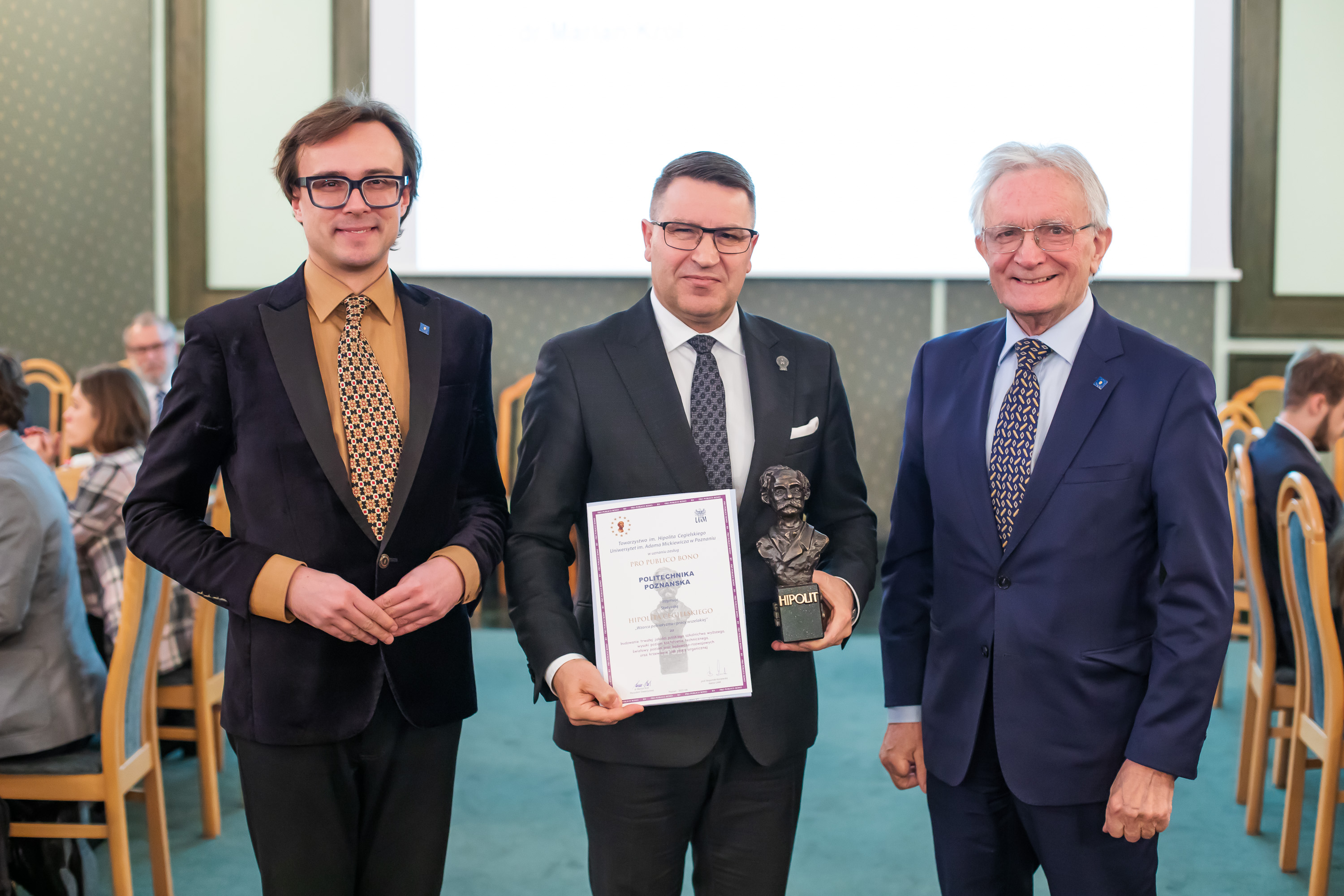 Statuetka Pro Publico Bono dla Politechniki Poznańskiej | Politechnika ...